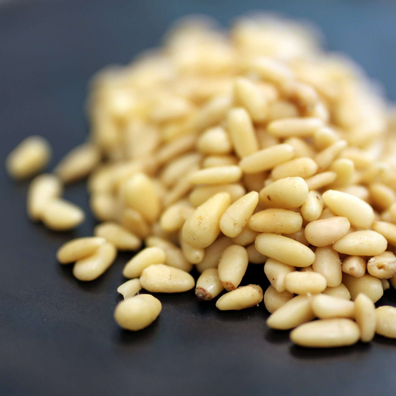 Pine nuts - ⁣Frische nüsse online kaufen im Nuss Shop von Daria's Nuesse